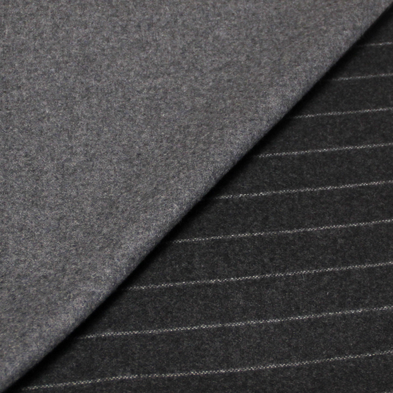 Drap de laine double face 100% laine - Rayé gris vendu au mètre. Drap de laine double face 100% laine - Rayé gris vendu au mètre.